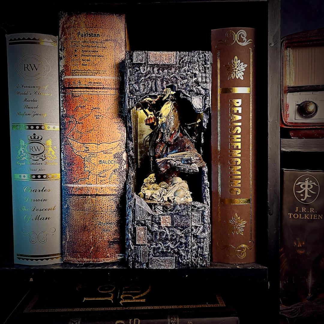 Feral Hunter Book Nook – Sci-fi Jungle Predator Diorama With LED Light ...