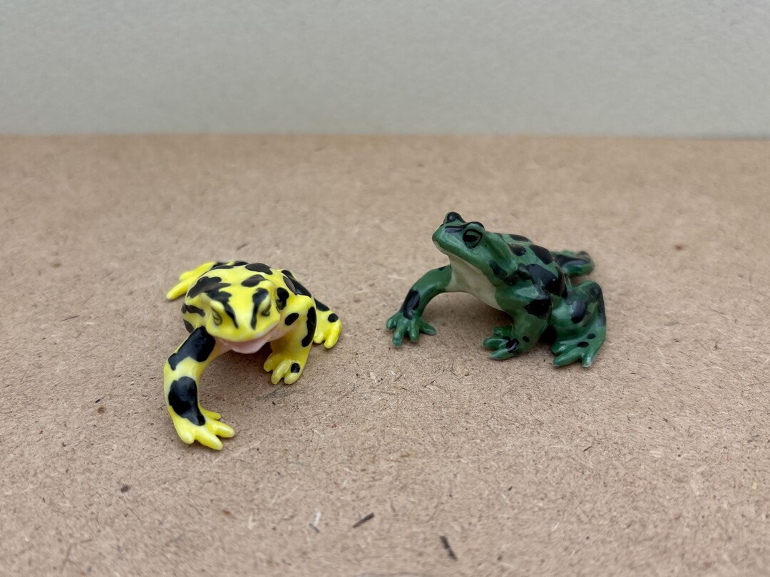 Ceramic Frog Figurine Set - Realistic Frog Décor for Frog Enthusiasts ...