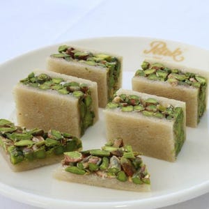 Petek 1942 - Mixed Aleppo Dessert Box 680g | Super Mixed Baklava ...