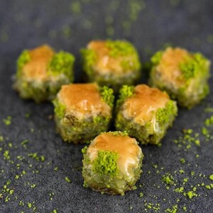 Petek 1942 - Mixed Aleppo Dessert Box 680g | Super Mixed Baklava ...