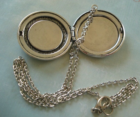 Tree Locket Necklace With Tree in Center Round Silver Locket - Etsy