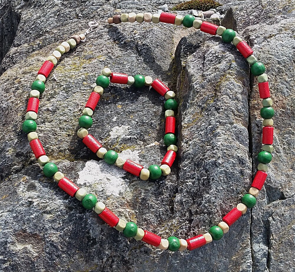 Red and Green Wooden Bead Surf Style Bracelet - Etsy Sweden