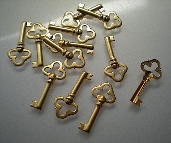 12 Small Brass Key Charms 1 | Etsy