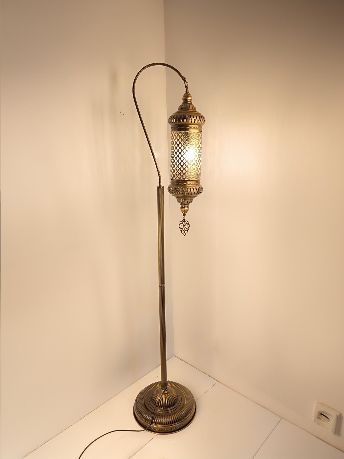 Authentic Floor Lamp, Laser Metal Big Leg Corner Lamp, Bedside Lamp ...