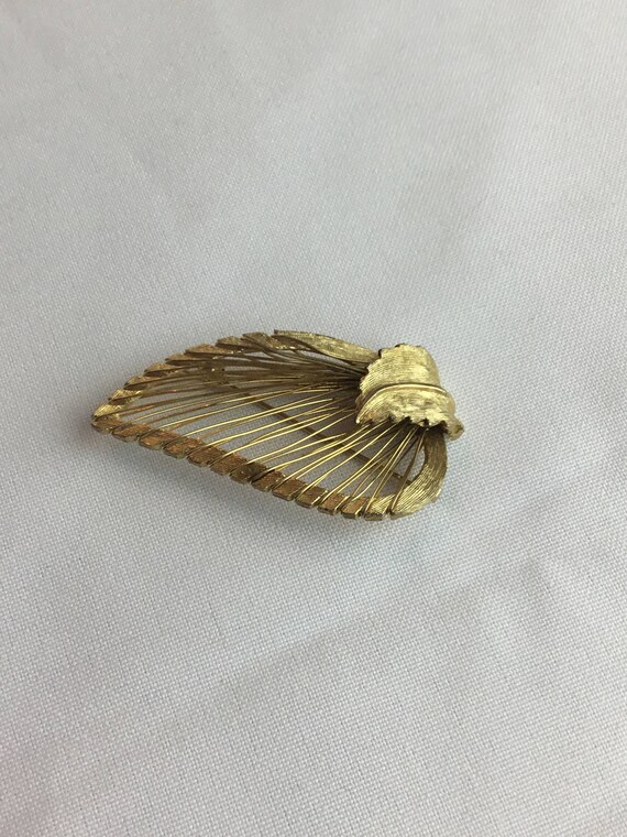Vintage wire work leaf gold tone brooch pin - Gem