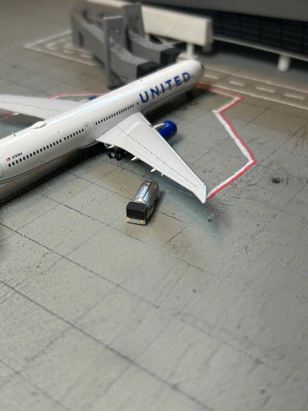 1/400 Scale Model Airport Fuel Truck Model Aircraft Airplane Fuel Truck ...