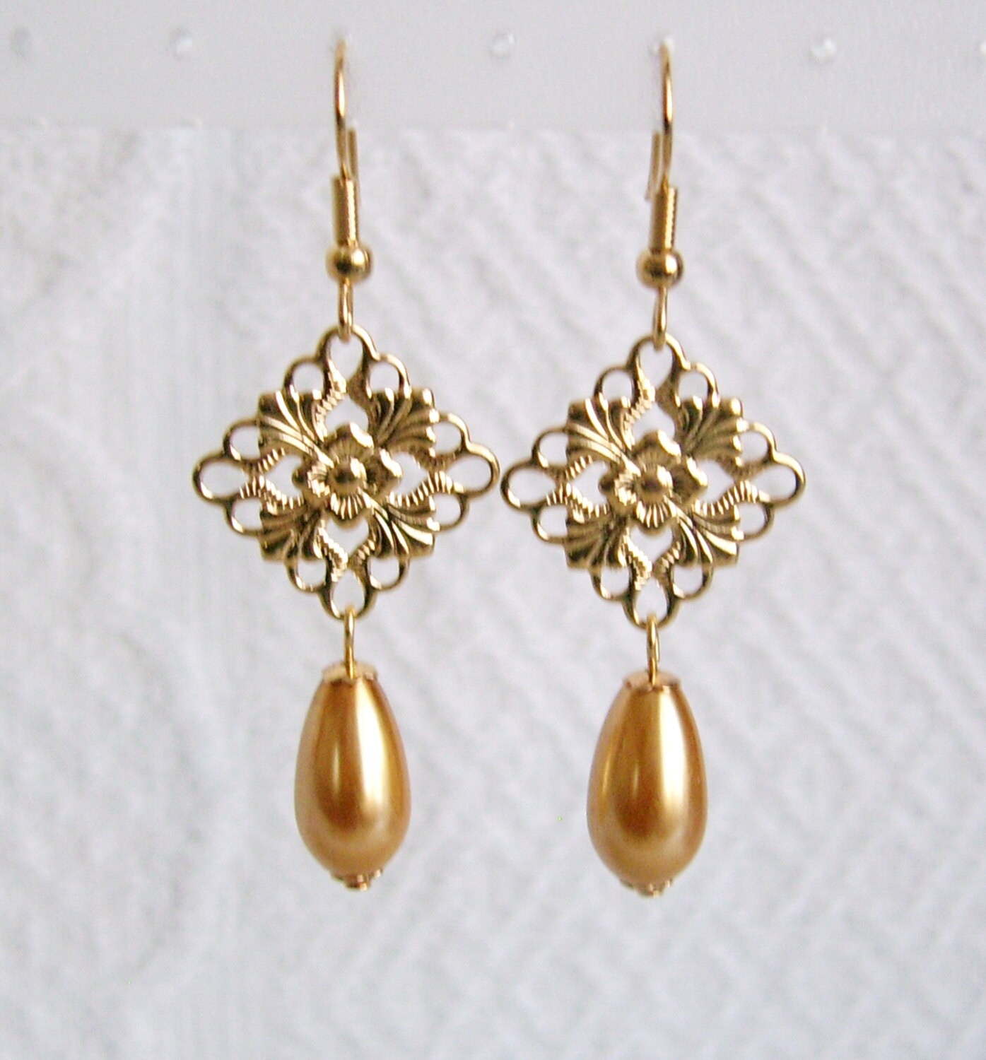 Filigrana de oro y perla de oro lágrima perforada o clip en | Etsy