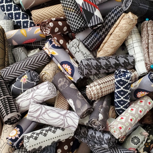 Red Fabric Scraps a Half Dozen or a Bakers Dozen of Quilt - Etsy