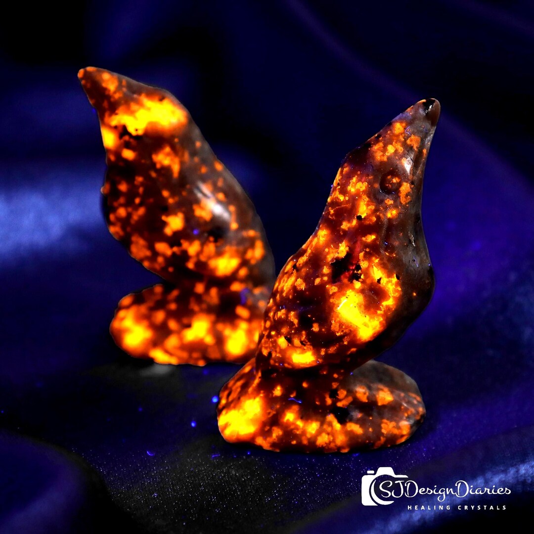 Yooperlite Crow Carving: 2" Fluorescent Sodalite, UV Reactive Stone ...