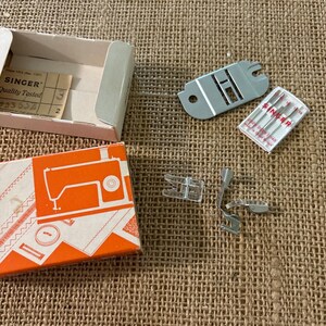 Singer 533 Stylist Sewing Machine TESTED W/ Cord, Pedal , Cover, & More ...