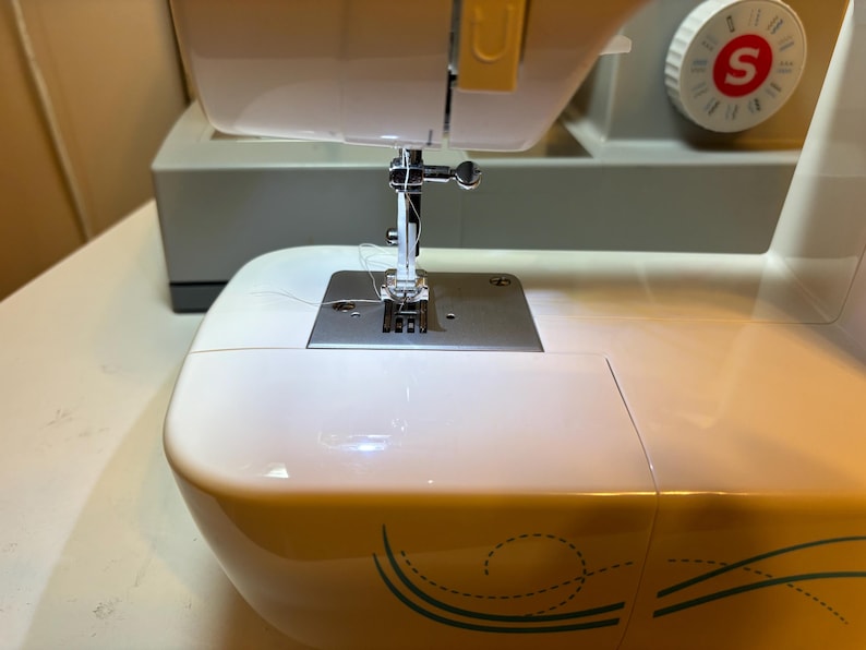 SINGER Start 1304 Sewing Machine, 6 Built-in Stitches, Free Arm, Extras ...