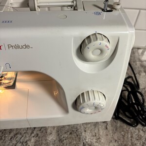 Singer Prelude Sewing Machine 8280 W/ Accessories, Pedal, 8 Built in ...