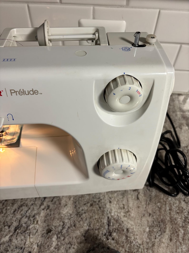 Singer Prelude Sewing Machine 8280 W/ Accessories, Pedal, 8 Built in ...