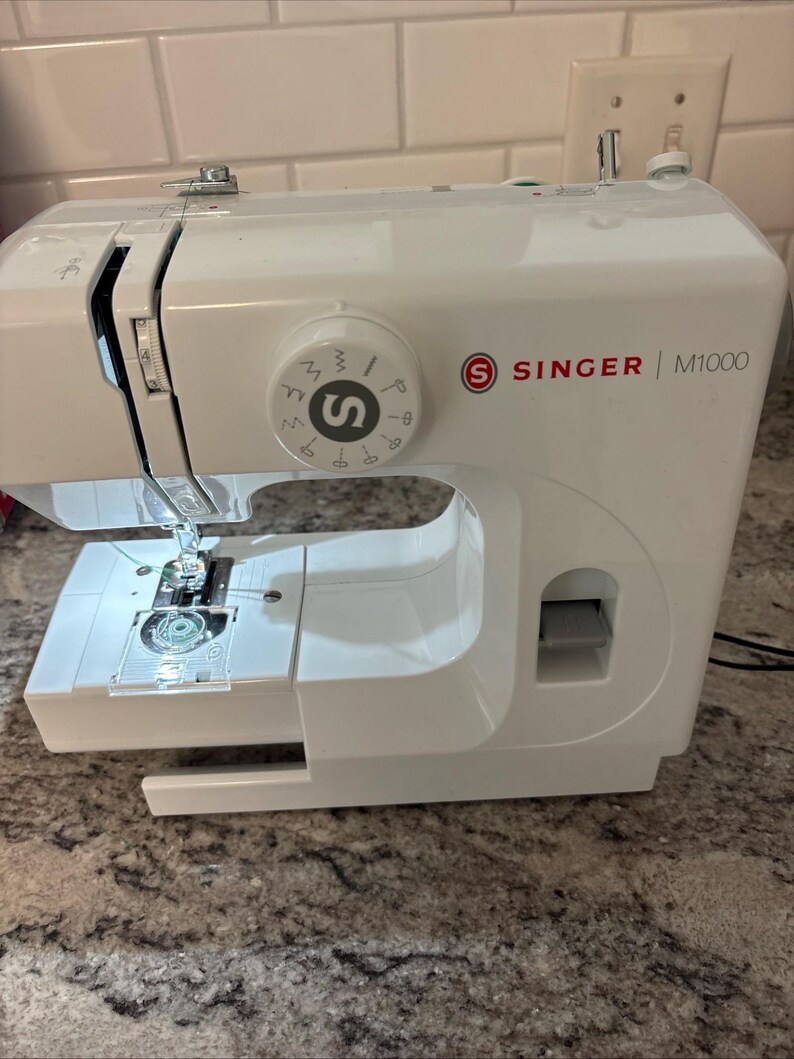 Singer M1000 Compact Zig Zag Sewing Machine, 32 Stitch Free Arm W ...