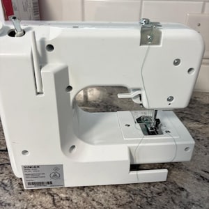 Singer M1000 Compact Zig Zag Sewing Machine, 32 Stitch Free Arm W ...