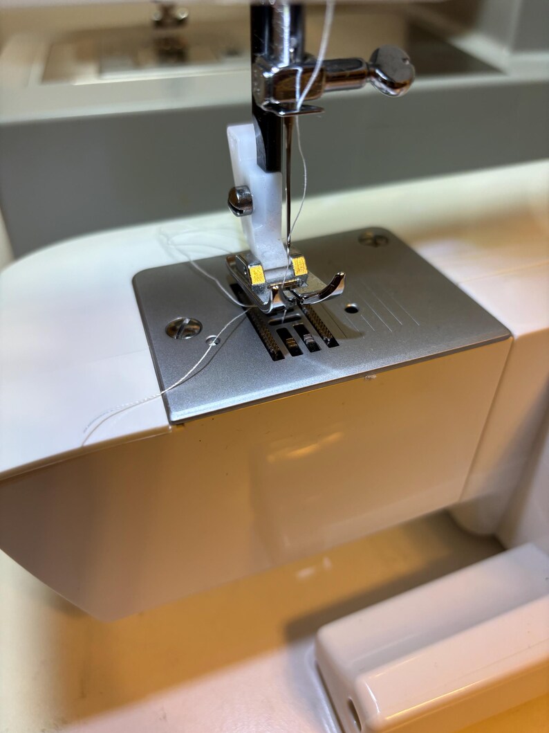 SINGER Start 1304 Sewing Machine, 6 Built-in Stitches, Free Arm, Extras ...