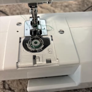 Singer M1000 Compact Zig Zag Sewing Machine, 32 Stitch Free Arm W ...