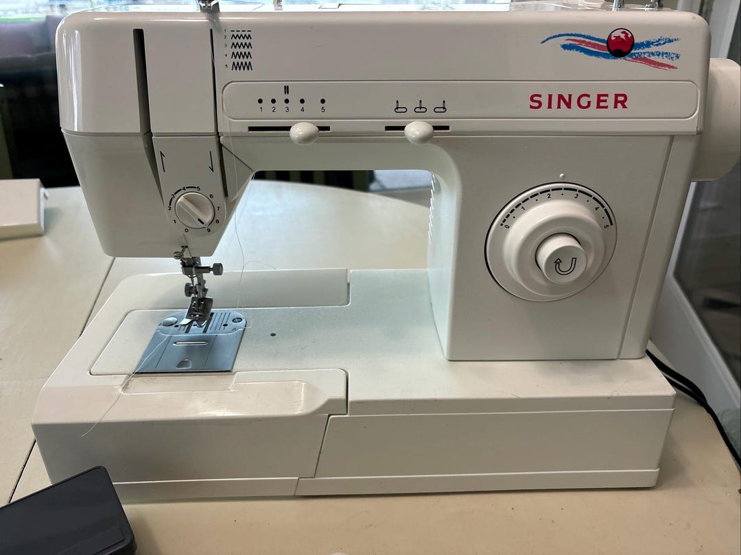 SINGER 2517C Sewing Machine - Zigzag Free Arm With Extra Accessories ...
