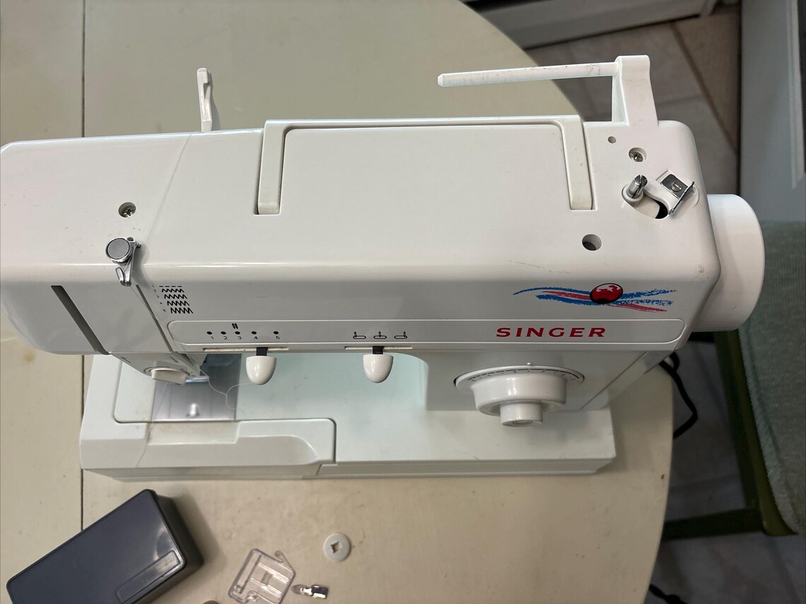 SINGER 2517C Sewing Machine - Zigzag Free Arm With Extra Accessories ...