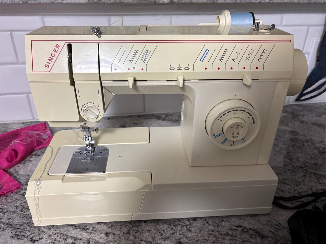 Singer 5805C Sewing W/ Pedal, Manual, Box and Extras! Works- Zigzag ...