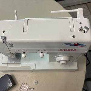 SINGER 2517C Sewing Machine - Zigzag Free Arm With Extra Accessories ...