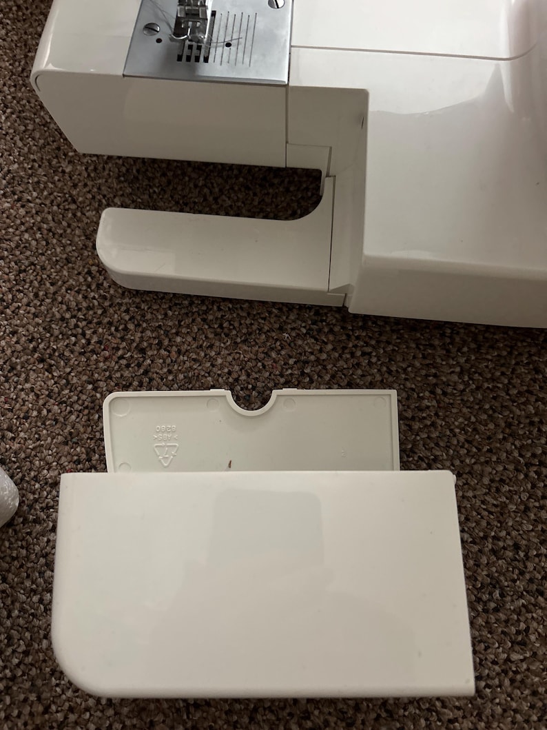 Singer Prelude Sewing Machine 8280 W/ Accessories, Pedal, 8 Built in ...
