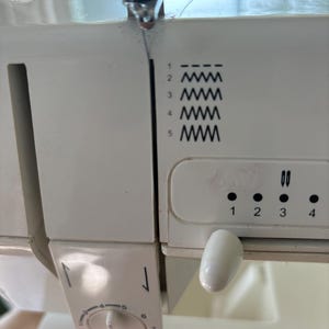 SINGER 2517C Sewing Machine - Zigzag Free Arm With Extra Accessories ...