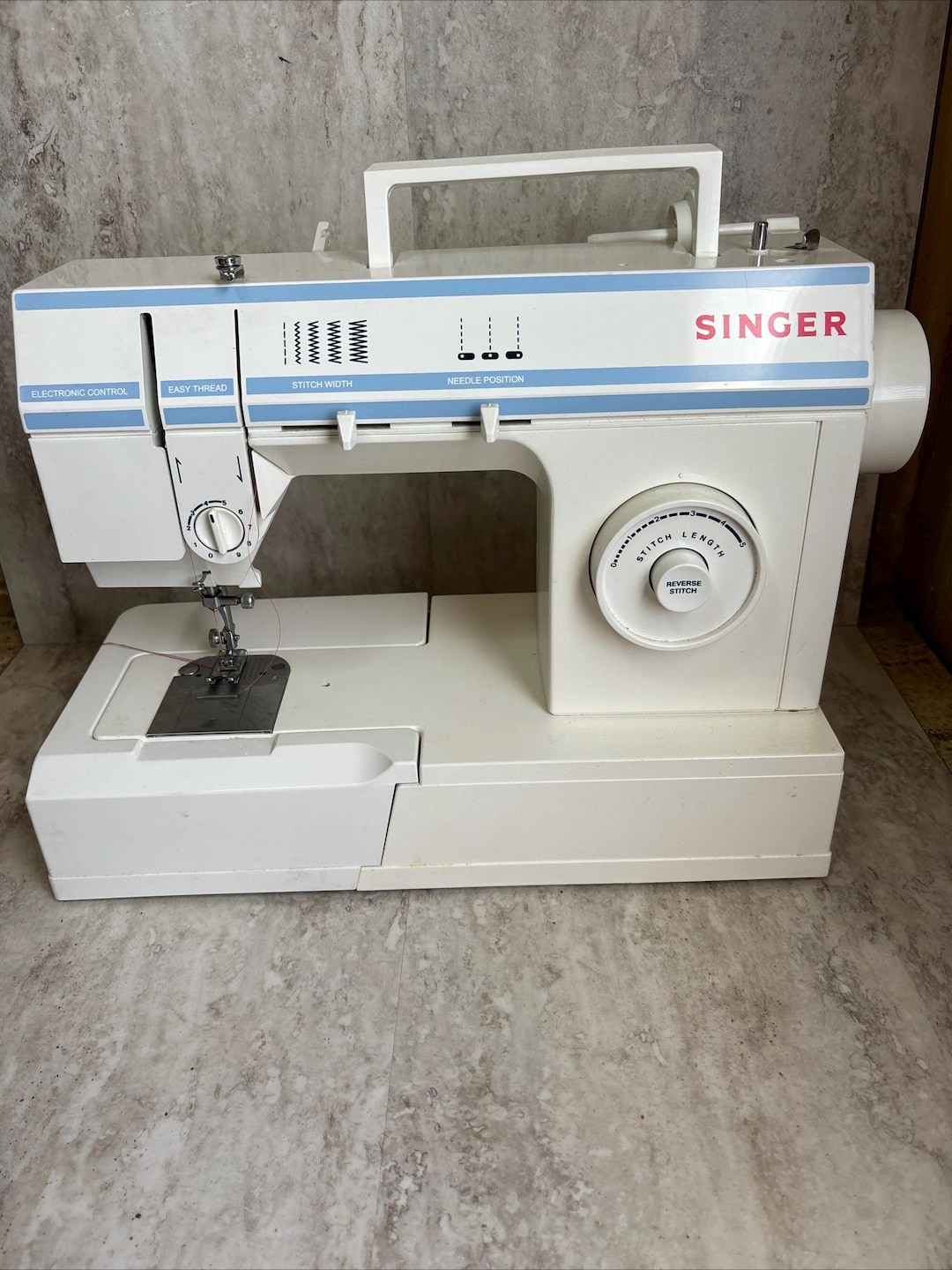 Singer 57815C, 17-stitch Heavy Duty Electronic Control Sewing Machine W ...