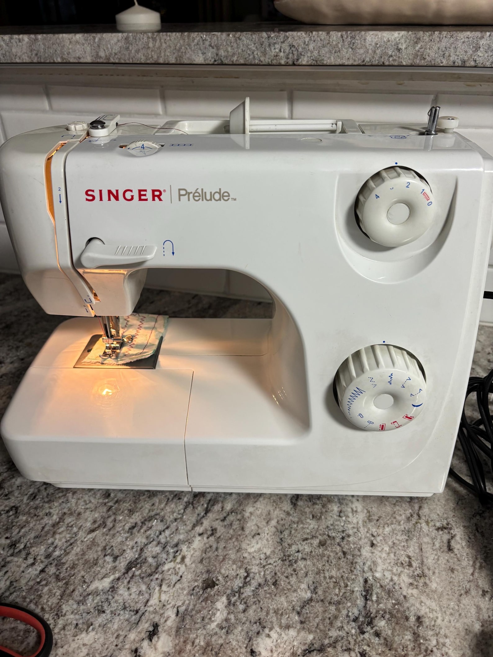 Singer Prelude Sewing Machine 8280 W/ Accessories, Pedal, 8 Built in ...