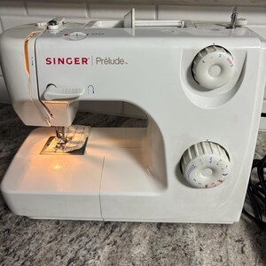 Singer Prelude Sewing Machine 8280 W/ Accessories, Pedal, 8 Built in ...