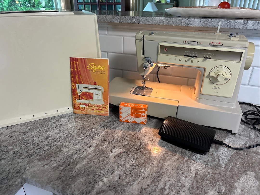 Singer 533 Stylist Sewing Machine TESTED W/ Cord, Pedal , Cover, & More ...