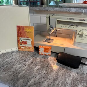 Singer 533 Stylist Sewing Machine TESTED W/ Cord, Pedal , Cover, & More ...