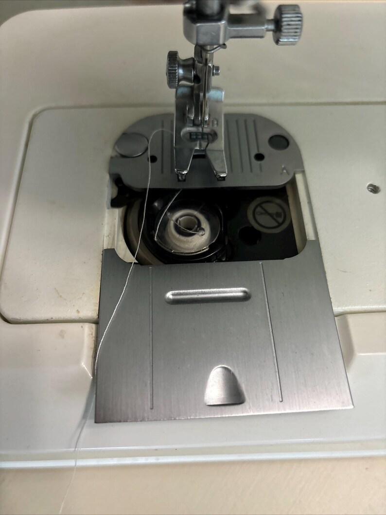 SINGER 2517C Sewing Machine - Zigzag Free Arm With Extra Accessories ...