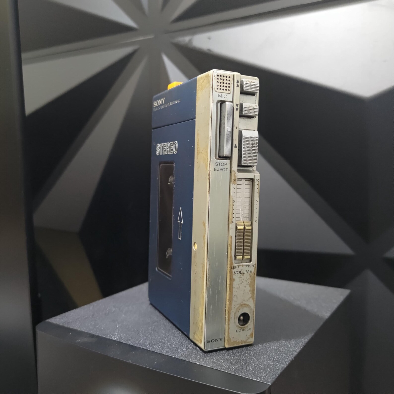 Cassette Tape Player: Sony Walkman TPS-L2 First Generation Guardians of ...