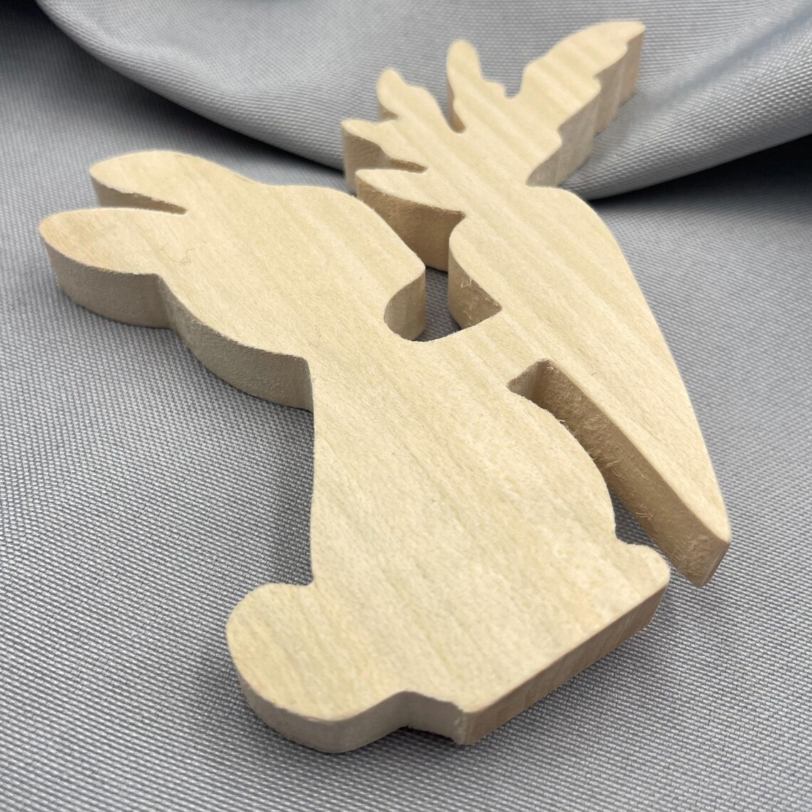 Hase aus Holz mit Karotte, unvollendeter Hase, leere Holzform ...