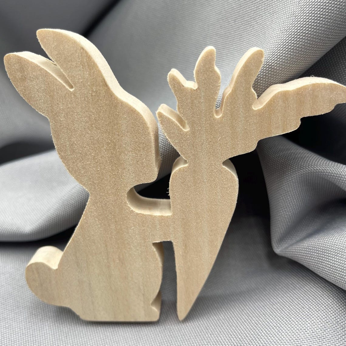 Hase aus Holz mit Karotte, unvollendeter Hase, leere Holzform ...