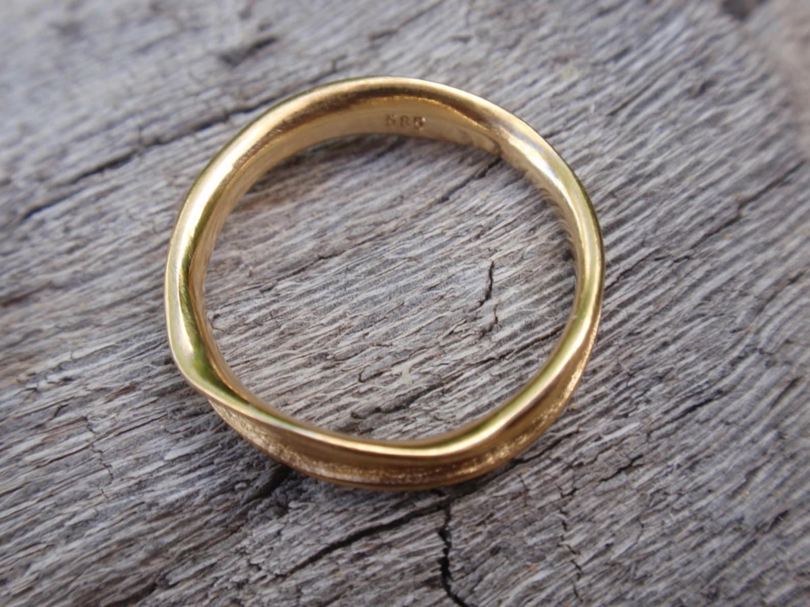 Solid Gold Ring Gold Wedding Band for Men and Women Wavy Gold - Etsy