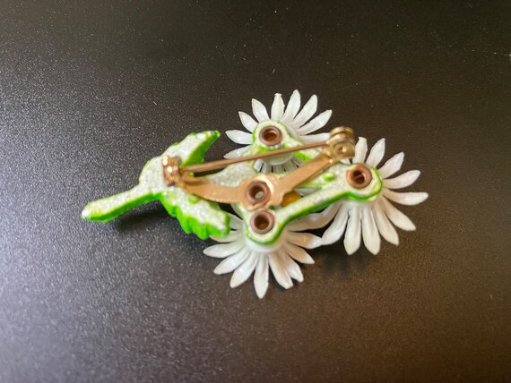 Vintage Daisy Metal and Plastic Brooch - Gem