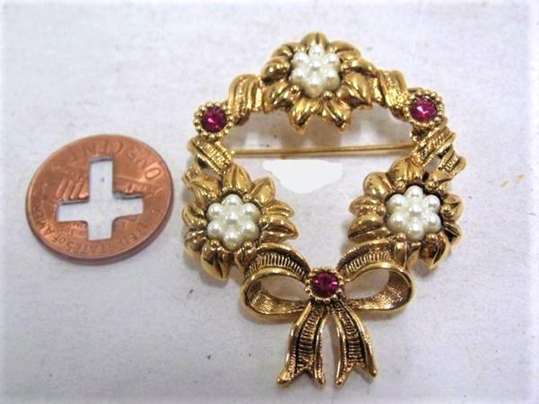Vintage Avon Gold Tone Wreath With Pearls and Red Crystals in Excellent ...
