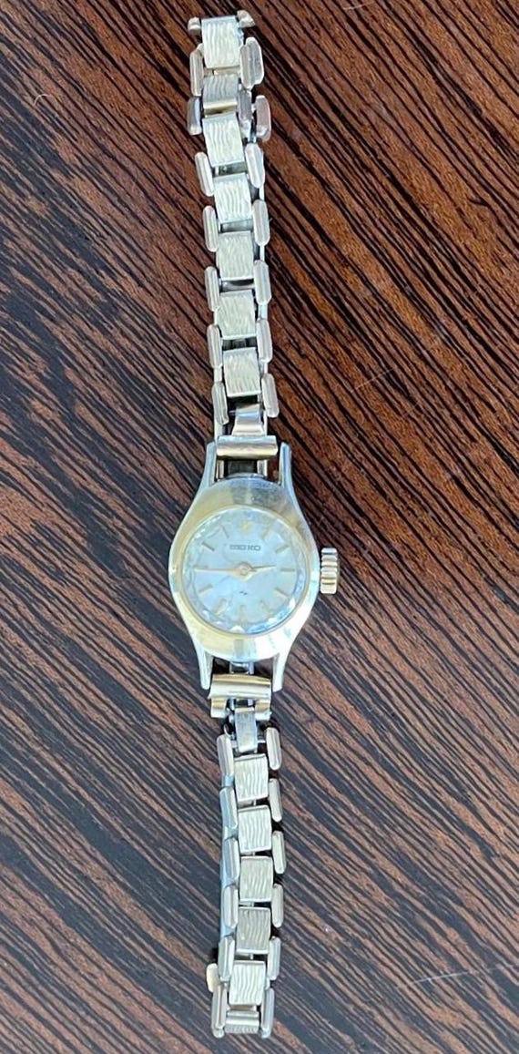 Vintage Dainty 1970s SEIKO 17 Jewel Manual Wind Wrist… - Gem