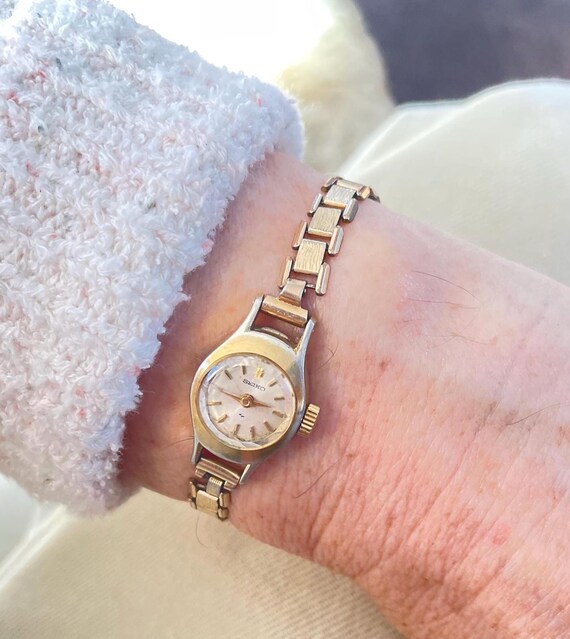 Vintage Dainty 1970s SEIKO 17 Jewel Manual Wind Wrist… - Gem