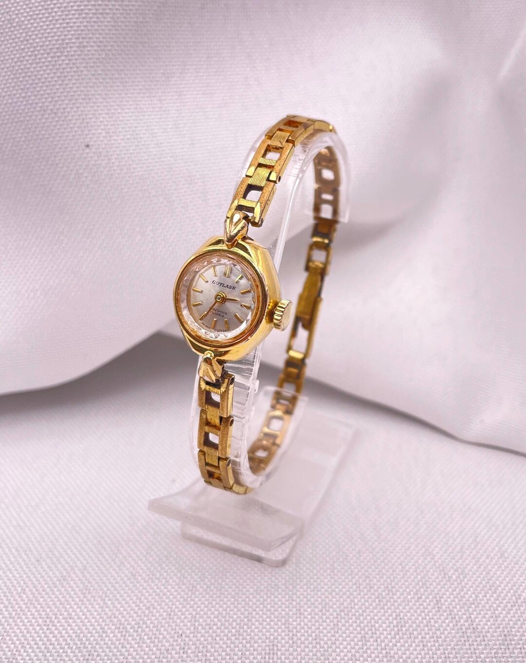 Vintage Dainty 1950s CUTLASS 15 Jewel Manual Wind Gold Plated Round ...