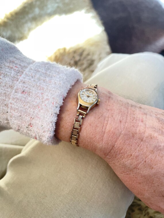 Vintage Dainty 1970s SEIKO 17 Jewel Manual Wind Wrist… - Gem