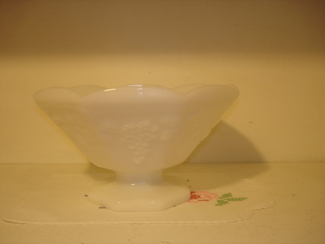Vintage / Antique Milk Glass Fruit Bowl/ Sculpted Grapes and Grape ...