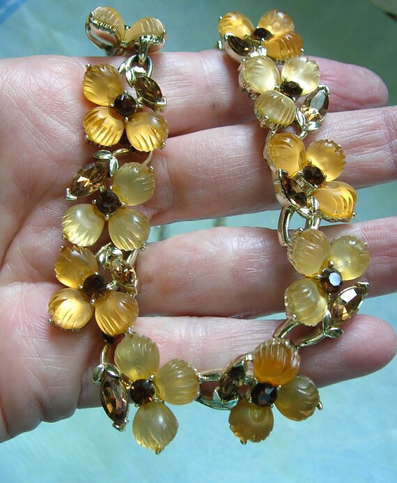 Vintage Lisner Molded Lucite Flower Necklace, Old Lis… - Gem