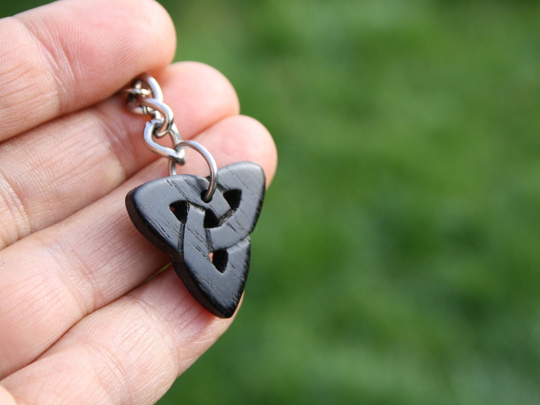 Hand-carved Irish Bog Oak Trinity Knot Key-ring: Celtic Knot Bog-wood ...