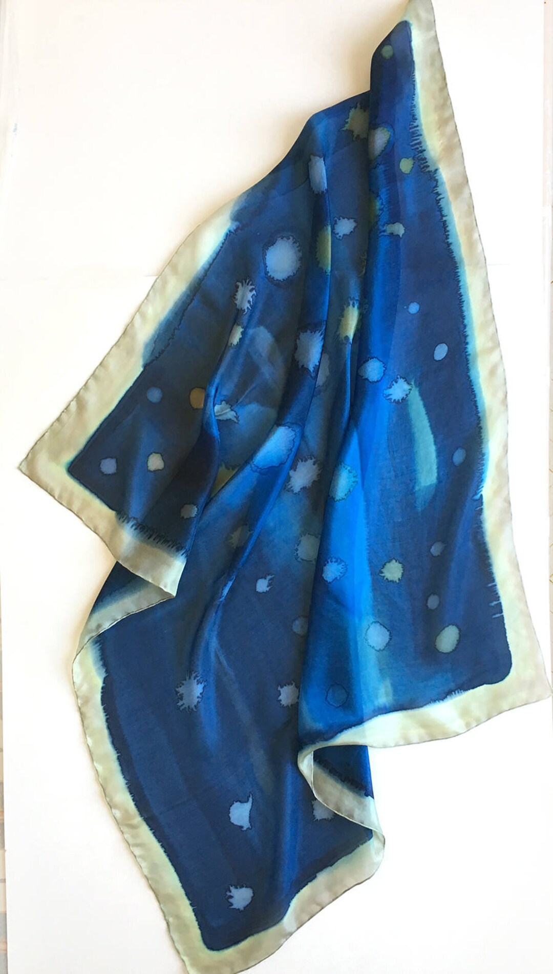 Foulard carré en soie - Navy Rain, Foulard peint à la main en bleu ...
