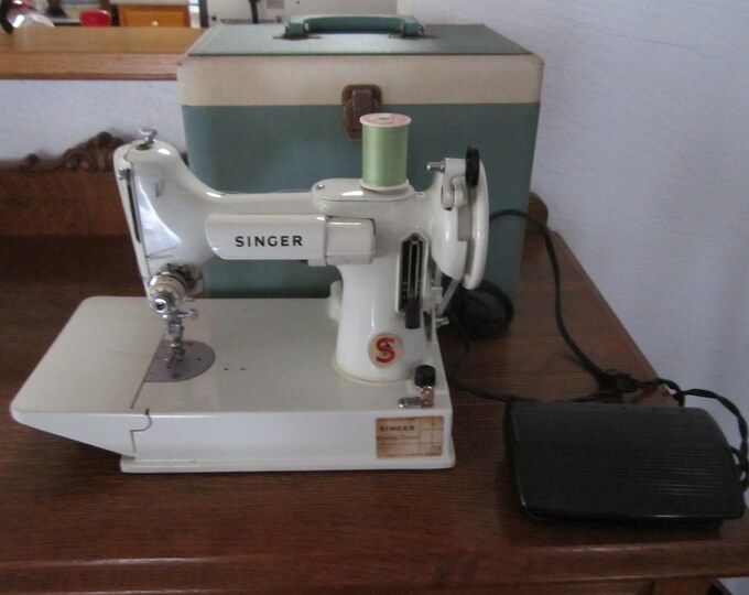 Pale Mint Green (RARE) Singer FEATHERWEIGHT Sewing Machine - Model 221K ...