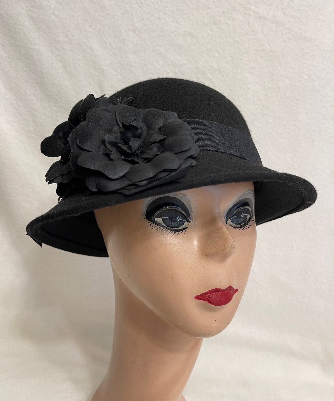 Black Felt Cloche Hat With Turned up Slanted Brim 2 Cotton Flowers With ...