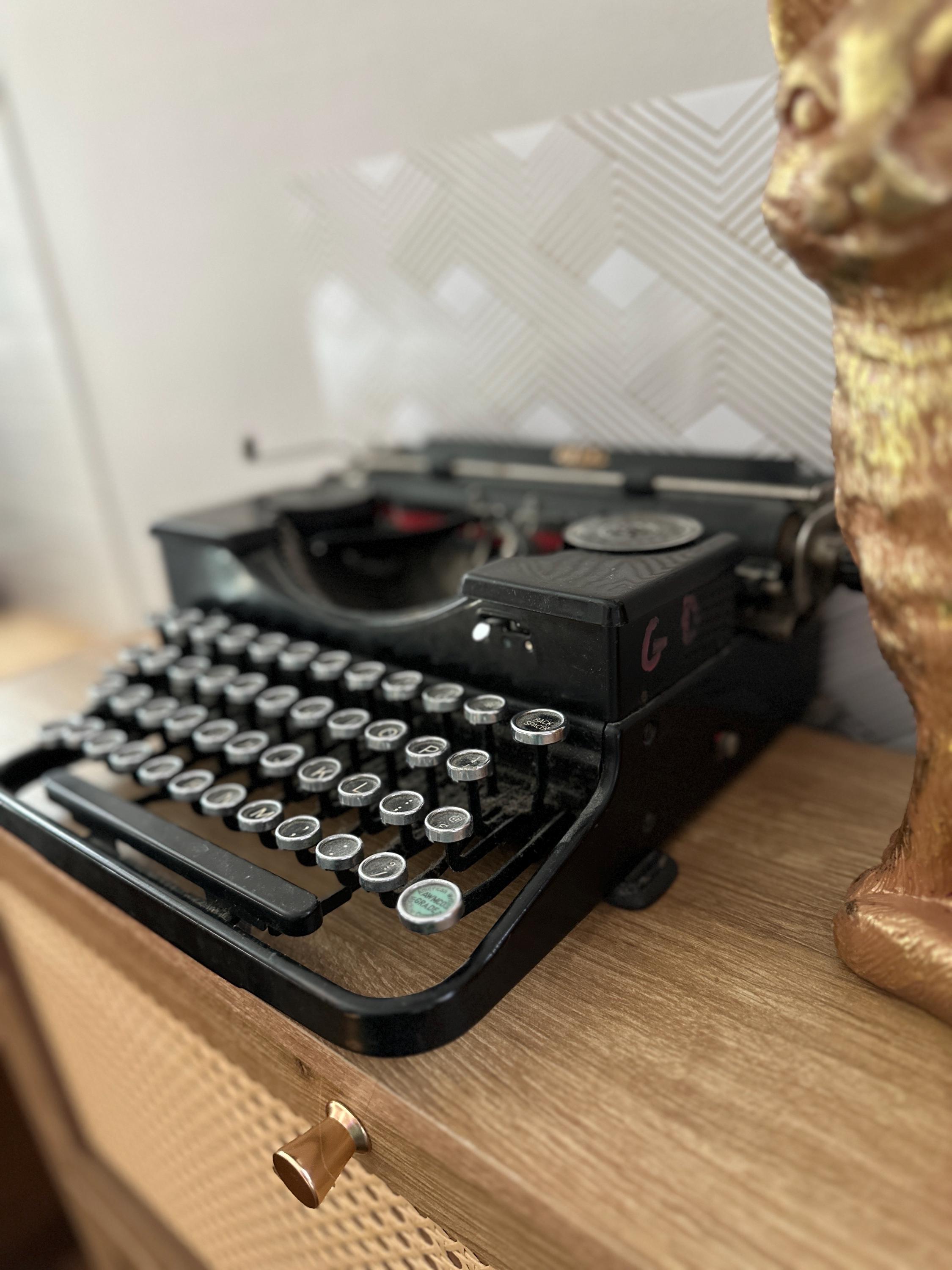 Royal Vintage Typewriter - Etsy